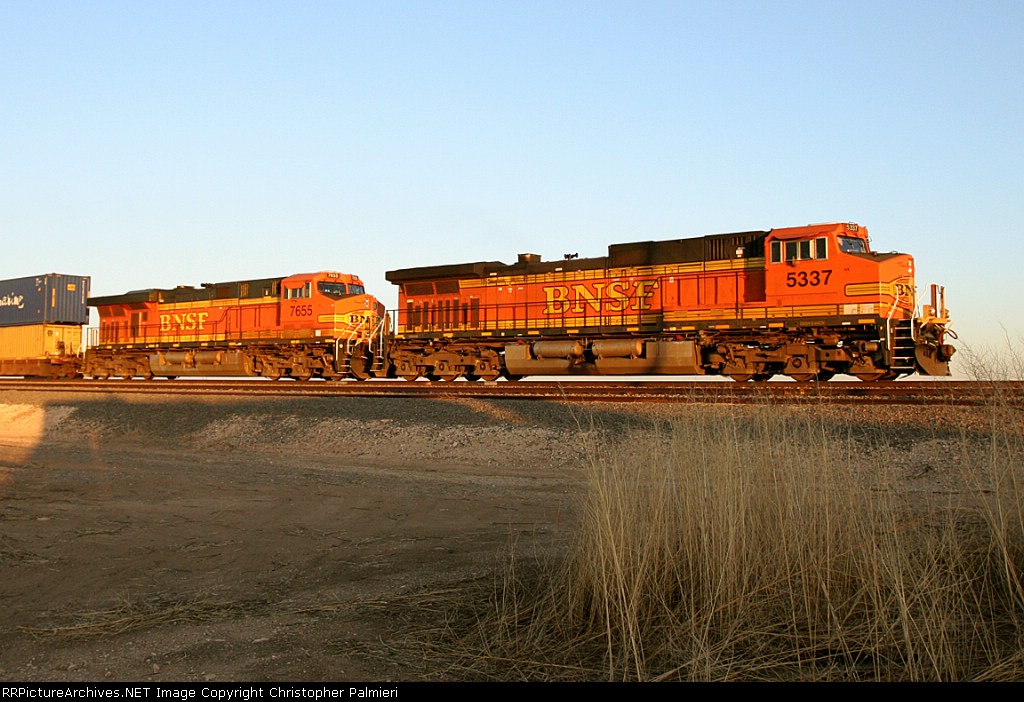 BNSF 5337 and BNSF 7655